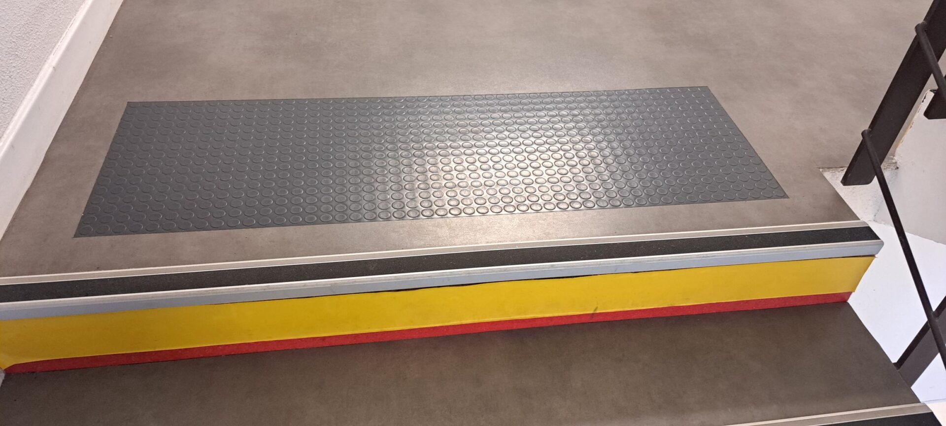 Adhésive tape for accessibility product and paving slabs - ADESIA